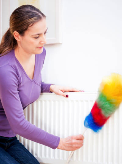 Het stof van radiatoren afnemen in 3 stappen