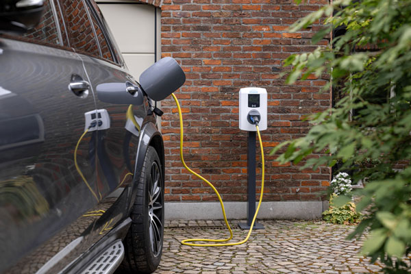 4 tips om je elektrische wagen voordelig op te laden